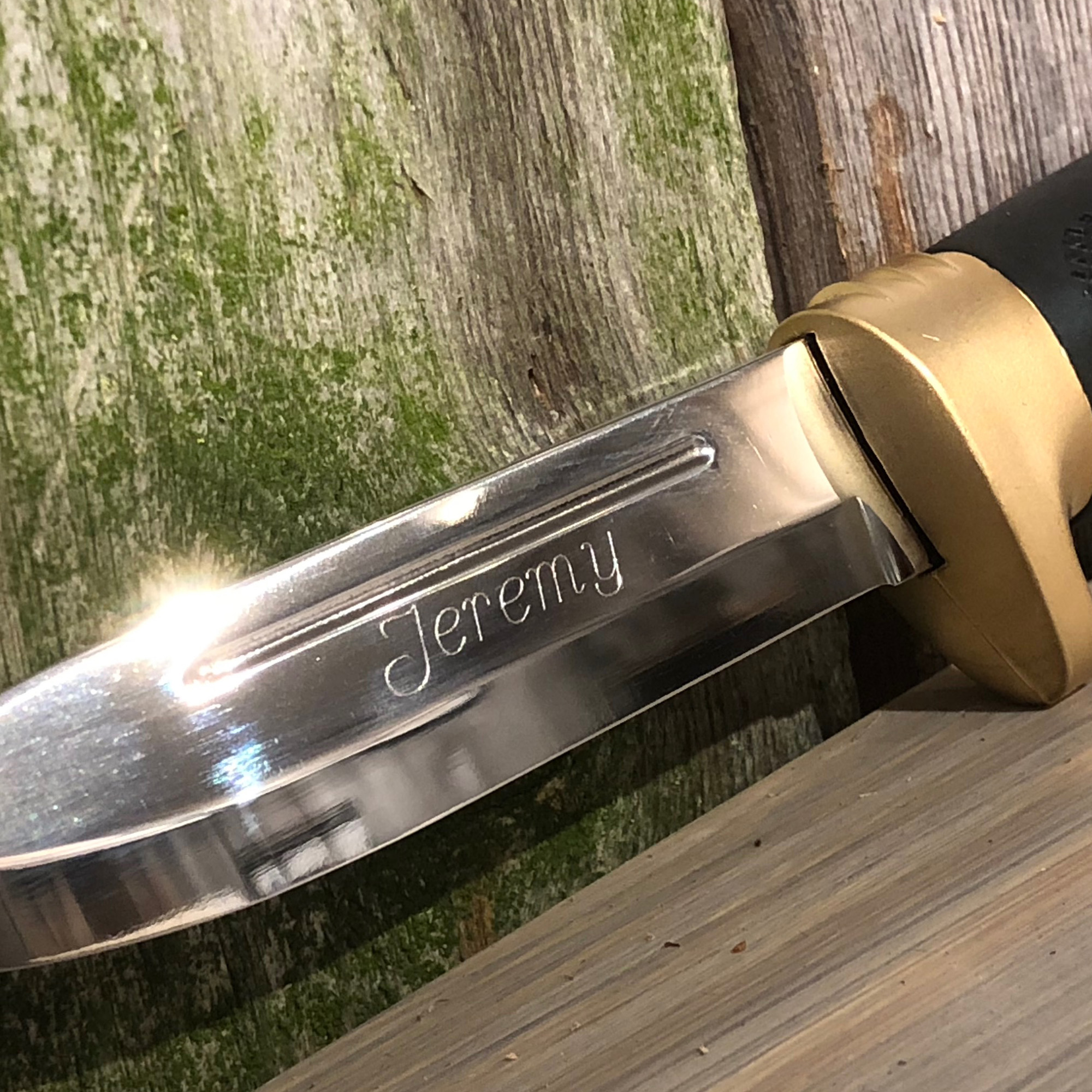 Tekstikaiverrus puukkoon Esimerkiksi nimen kaivertaminen puukkoon ...